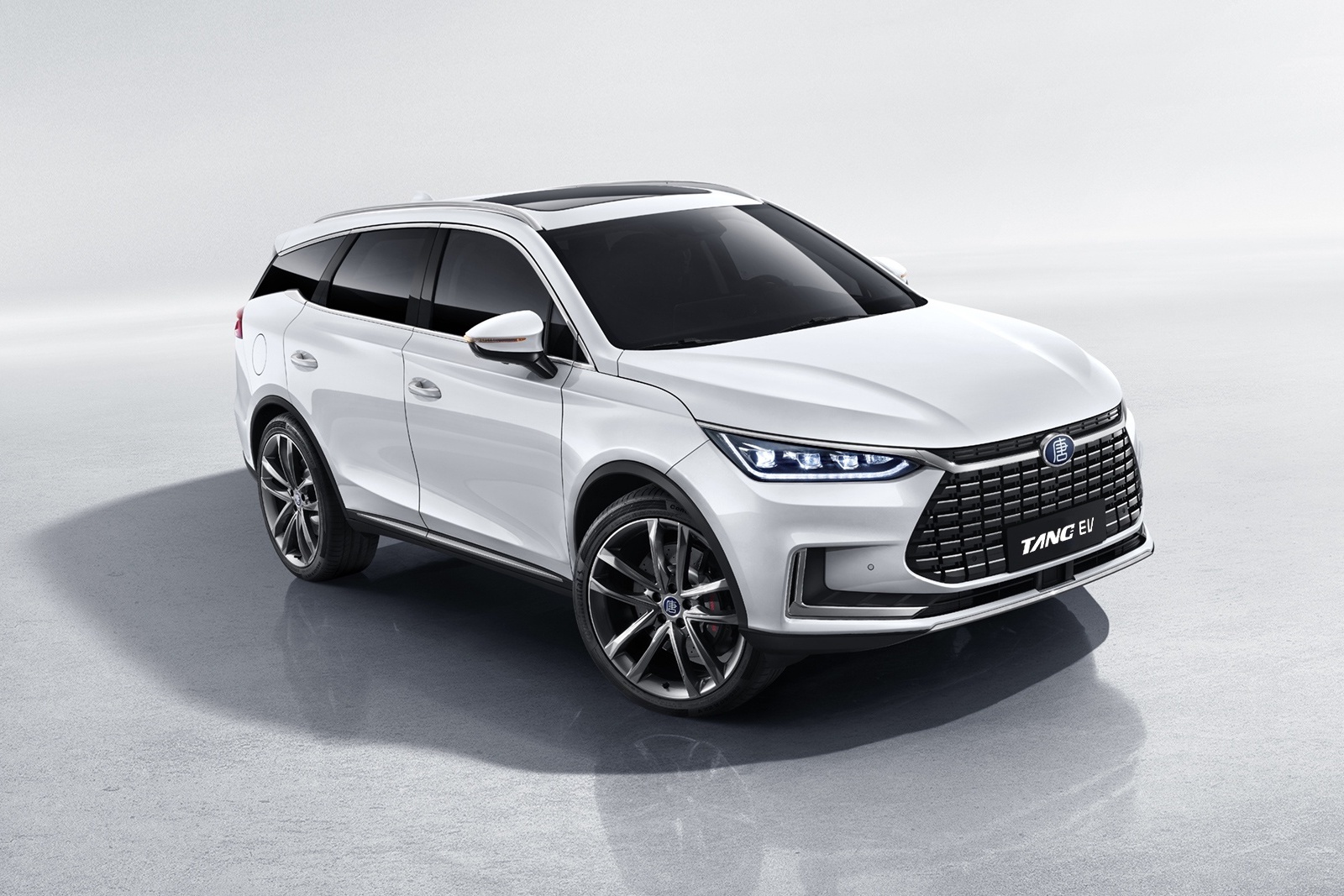 BYD с электрокаром-внедорожником Tang EV выходит на рынок Европы. Старт ...